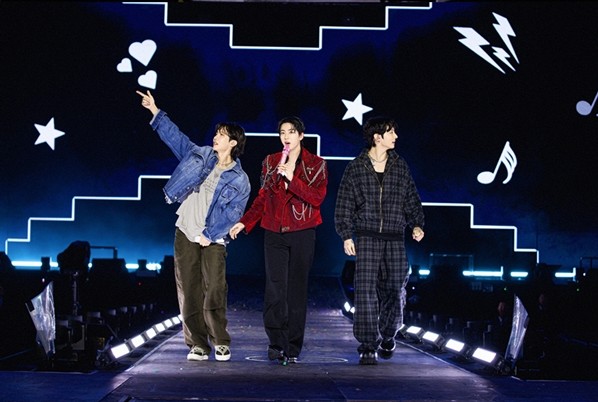 BTS Jin's Solo Tour Finale: Members Reunite on Stage, Signal Group ...