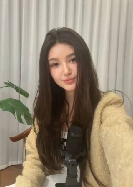 NewJeans Danielle Opens Up in Emotional Livestream: "I Fought Till the ...